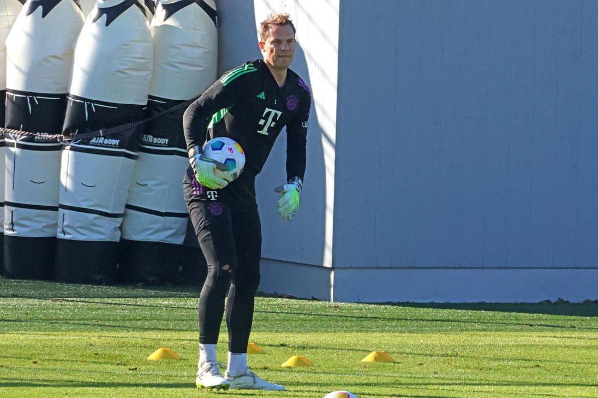 Manuel Neuer - Bayern's Number 1 Goalkeeper Returns to Training After ...