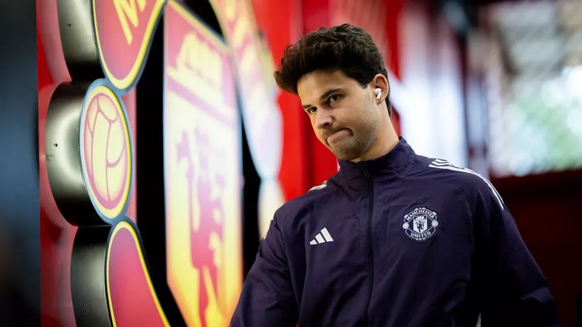 Senne Lammens Shines at Old Trafford: Debut, Challenges & Path to ...