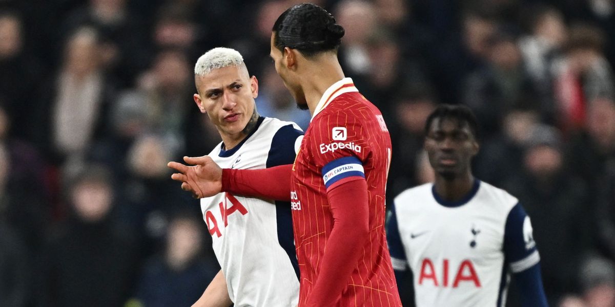 Virgil van Dijk evita cartão vermelho por cotovelo de Richarlison antes ...